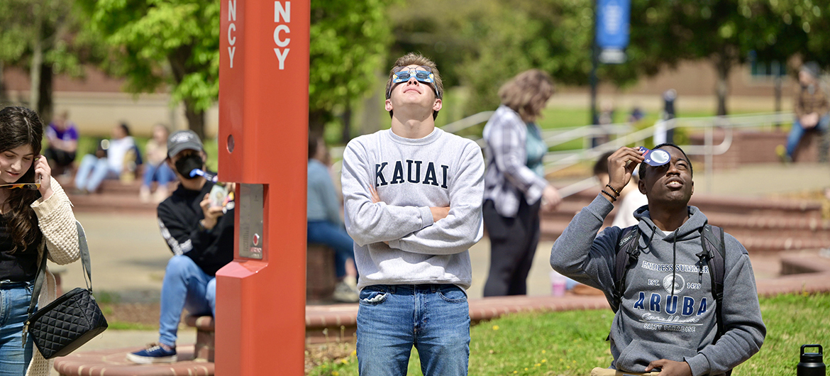 Partial solar eclipse locally entertains hundreds on MTSU campus – MTSU ...